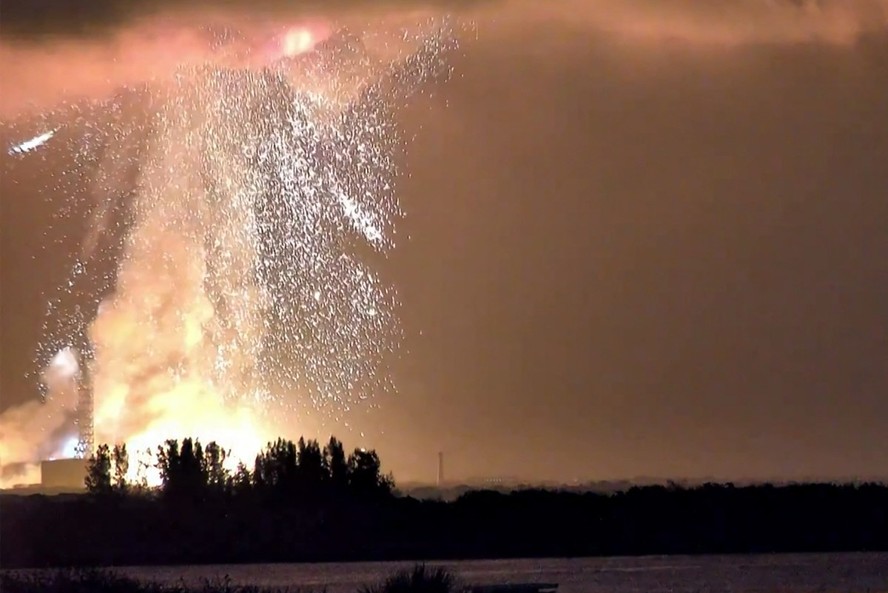 Foguete da Blue Origin explode durante teste em plataforma de ...