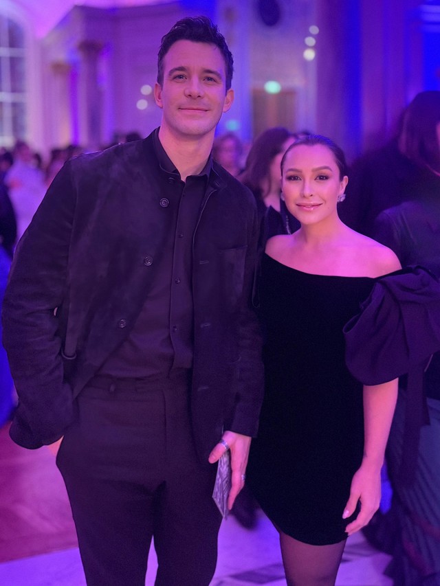 Carla Diaz brilha em Paris ao lado do galã Luke Thompson em experiência ...