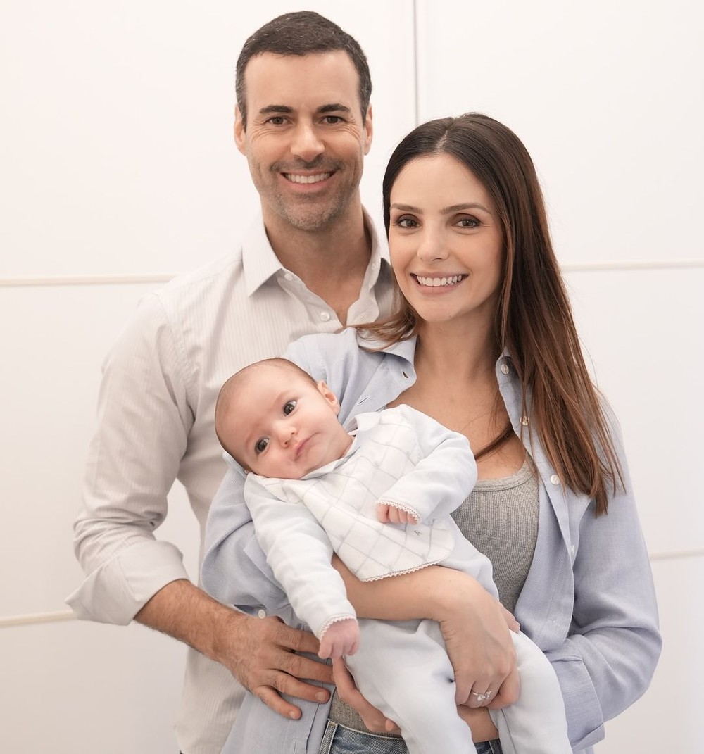 Carol Celico encanta ao postar novas fotos com filho e marido, Eduardo ...