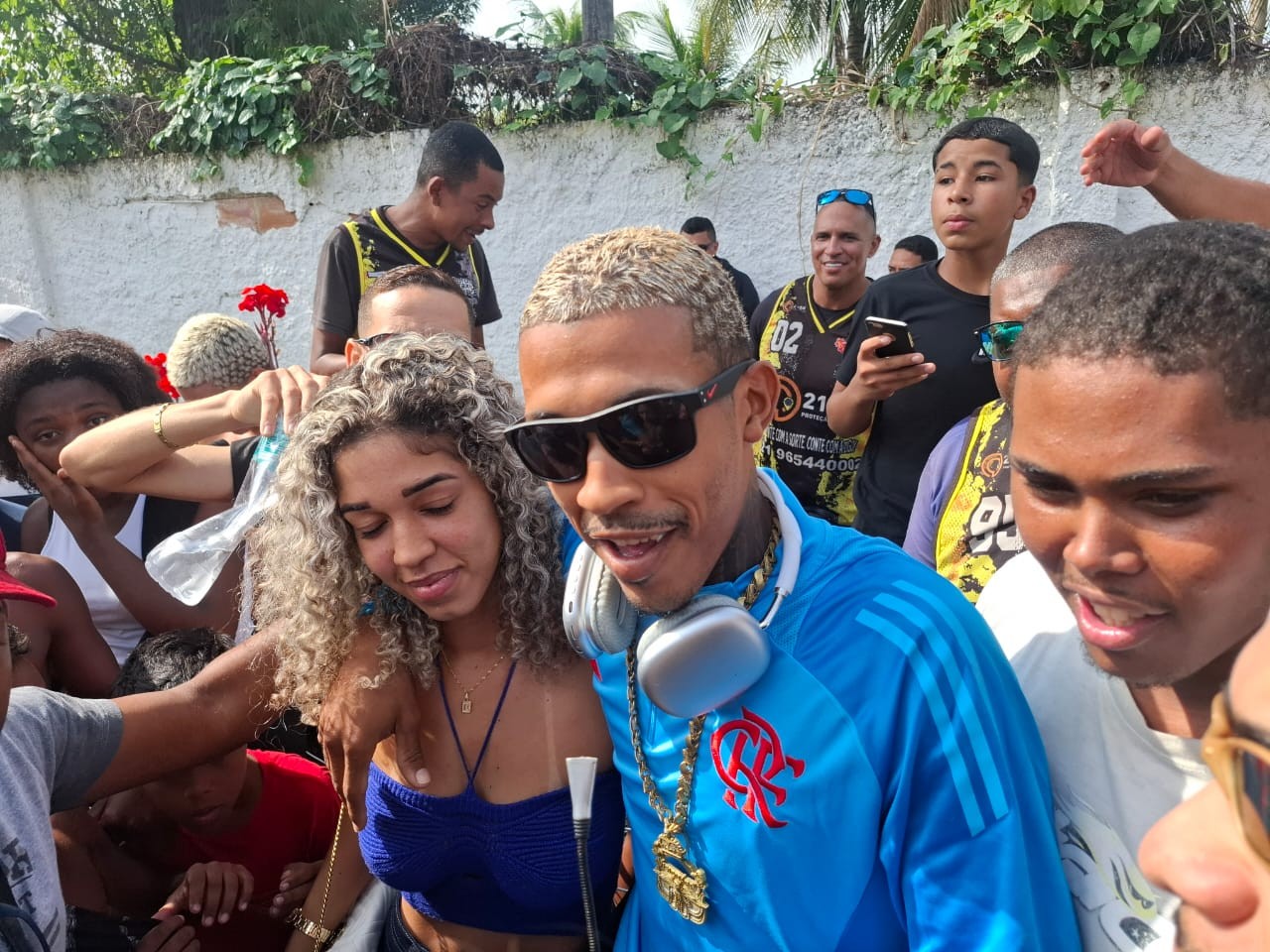 MC Poze do Rodo é libertado e deixa presídio em Bangu; polícia dispersa multidão com gás de ...