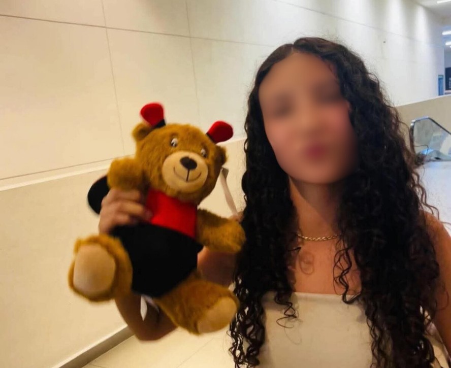 Menina de 14 anos morre no México após colocar silicone escondida do ...