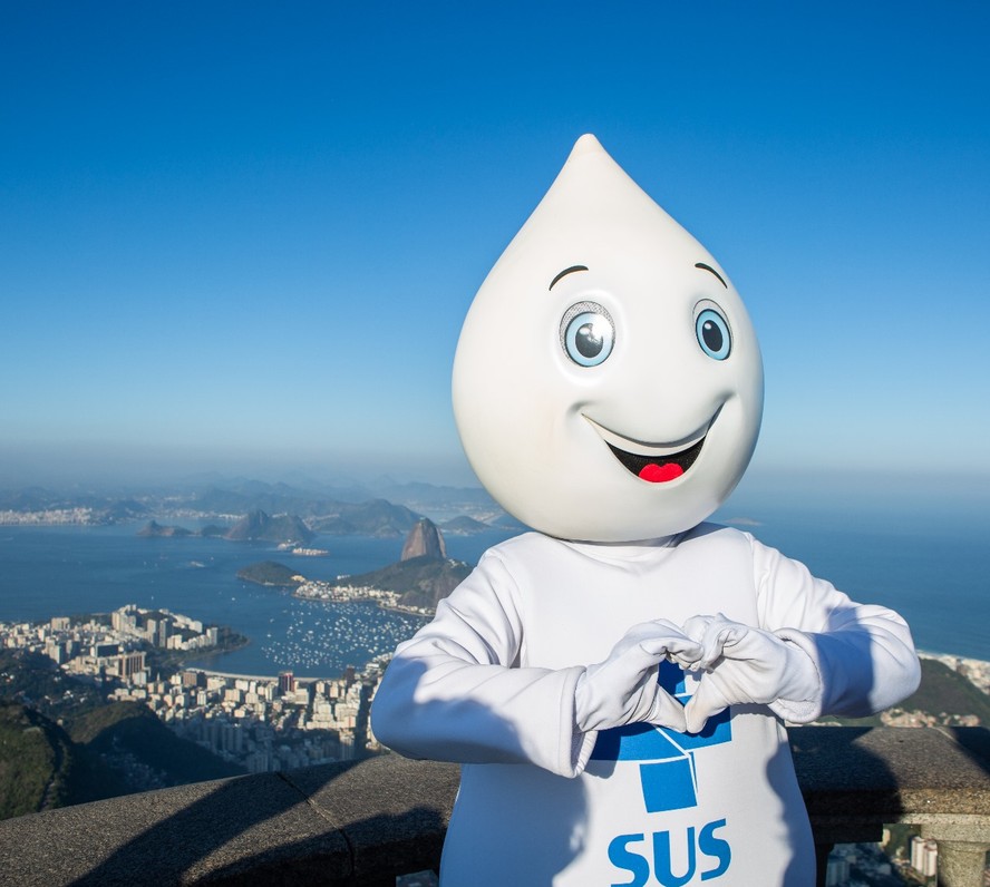 Zé Gotinha grava clipe de samba-enredo em ensaio da Mangueira