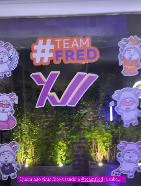 Pôster na entrada, quadro com cueca autografada por Cristiano Ronaldo ...