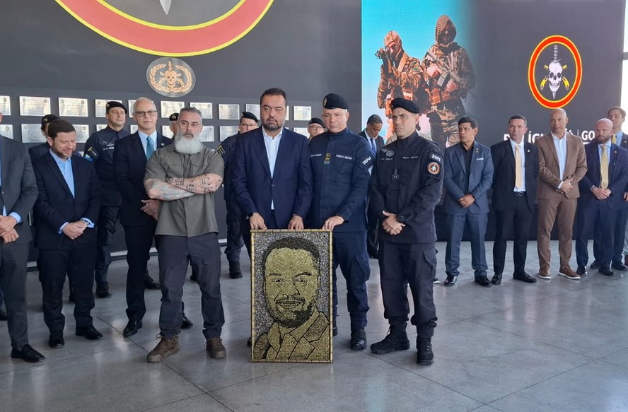 Cláudio Castro ganha retrato feito com cápsulas de bala em evento na sede do Bope