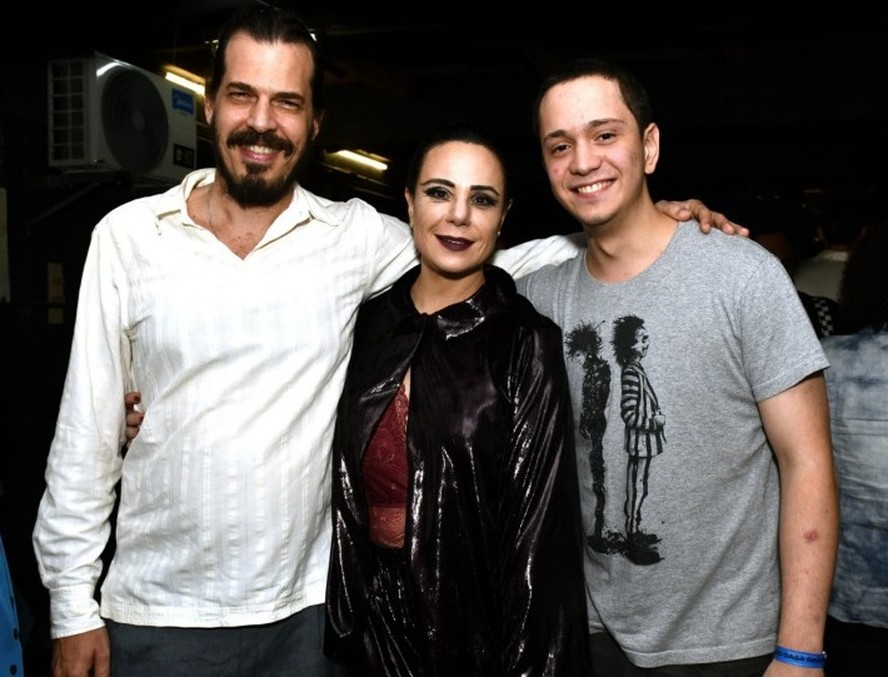 Vanessa Gerbelli surge com o filho e o novo namorado em peça