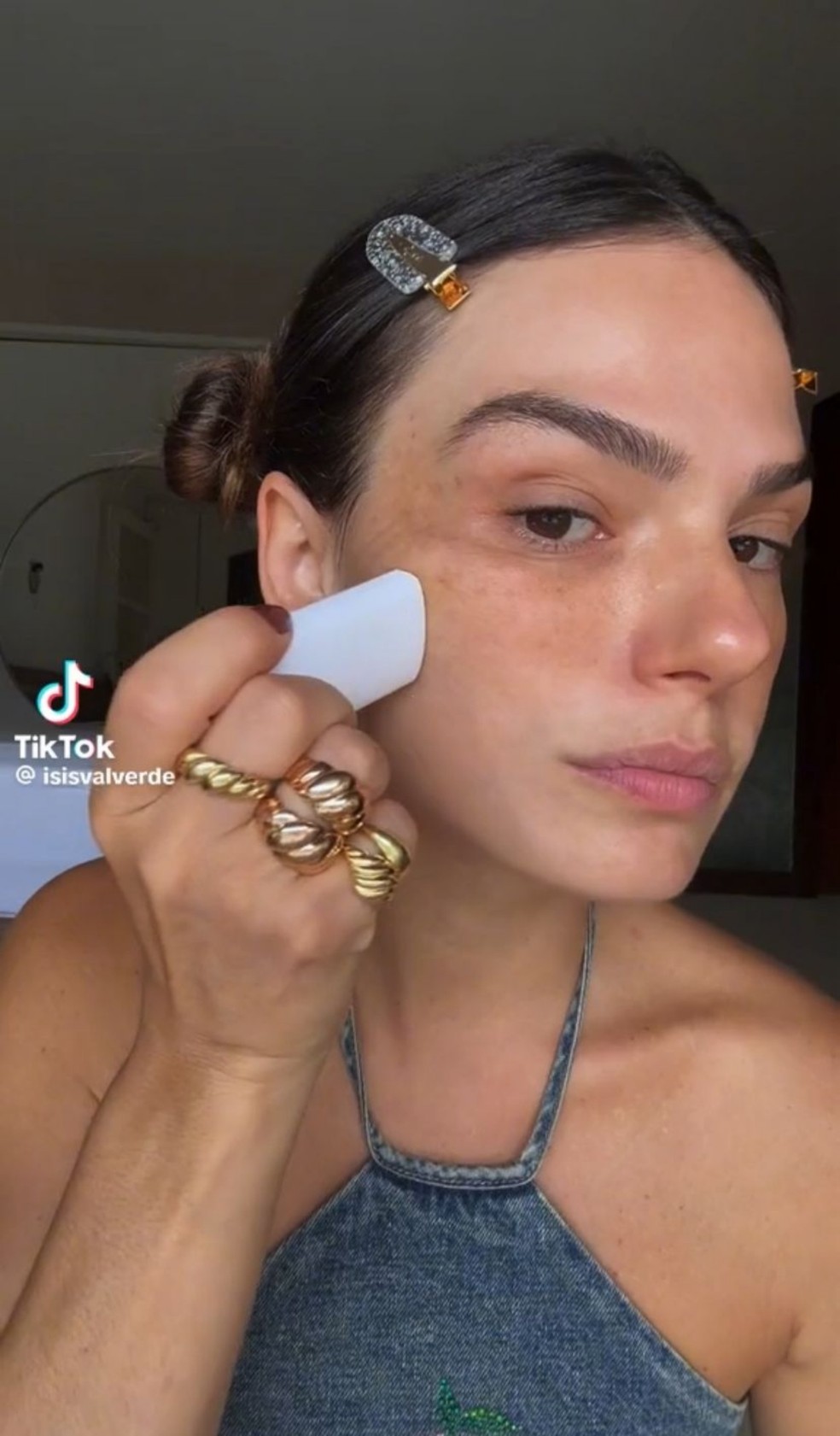Isis Valverde surge sem maquiagem e detalhe chama atenção em rosto da ...