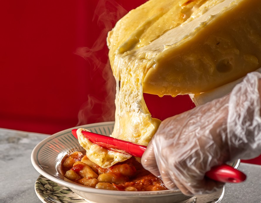 Raclette: onde encontrar a clássica receita com queijo suíço no Rio de ...