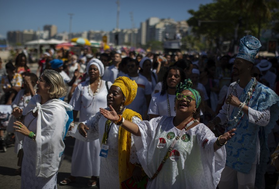 Protesto contra a intolerância religiosa reúne pessoas de diferentes ...