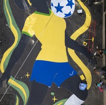 Vídeo: Rocinha entra no clima da Copa do Mundo e transforma Via Ápia em ...
