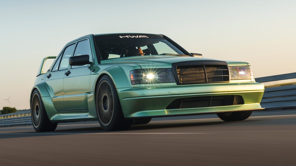 Parece um Mercedes, mas não é: o HWA Evo renasce das pistas e mistura nostalgia dos anos 1990 ...
