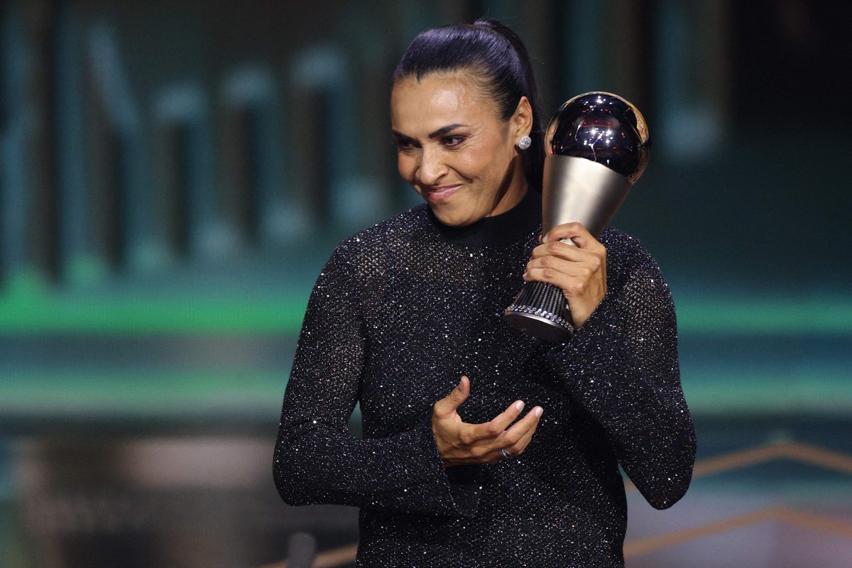 Marta recebe homenagem da Fifa e dará nome a prêmio no futebol feminino