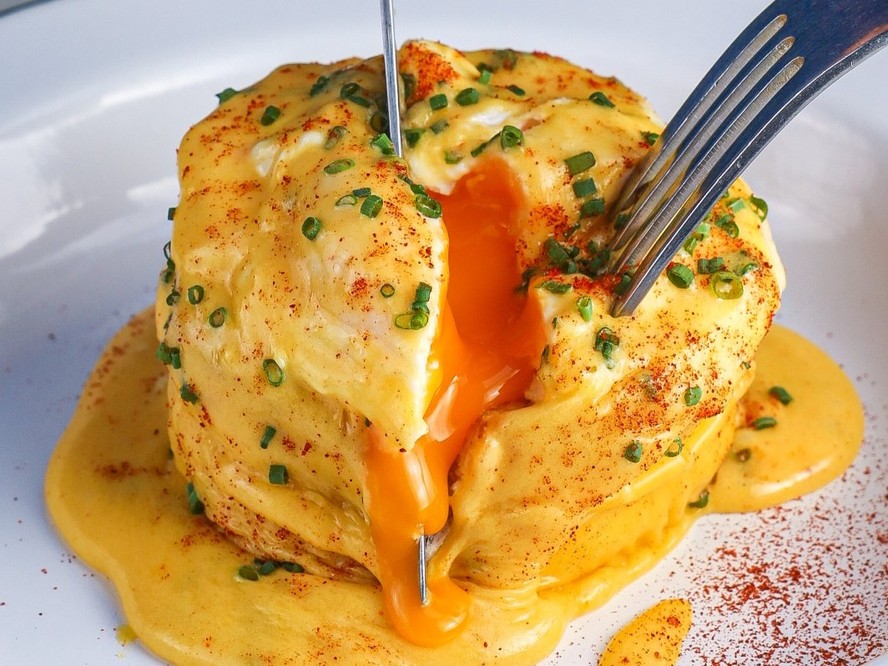 Onde comer um bom egg benedict, clássico de café da manhã americano, no ...