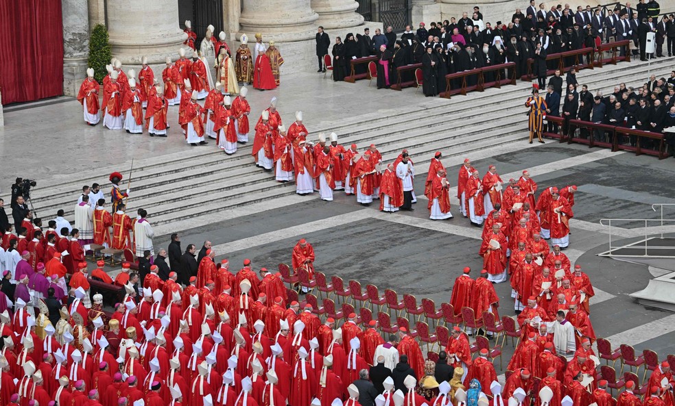 'O amigo fiel' da Igreja: Papa Francisco celebra funeral de Bento XVI ...