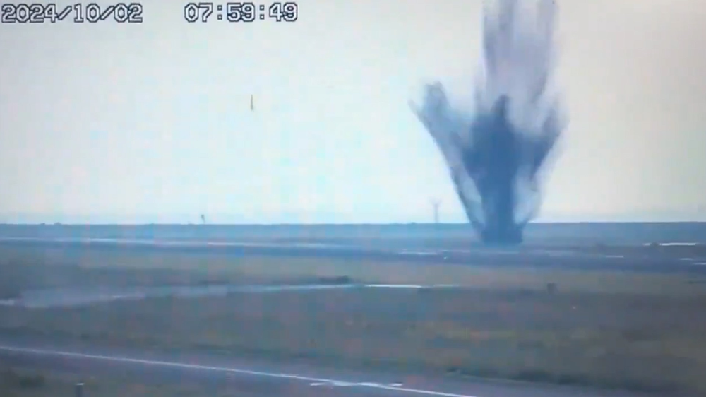 Bomba americana da Segunda Guerra Mundial explode e abre cratera na ...