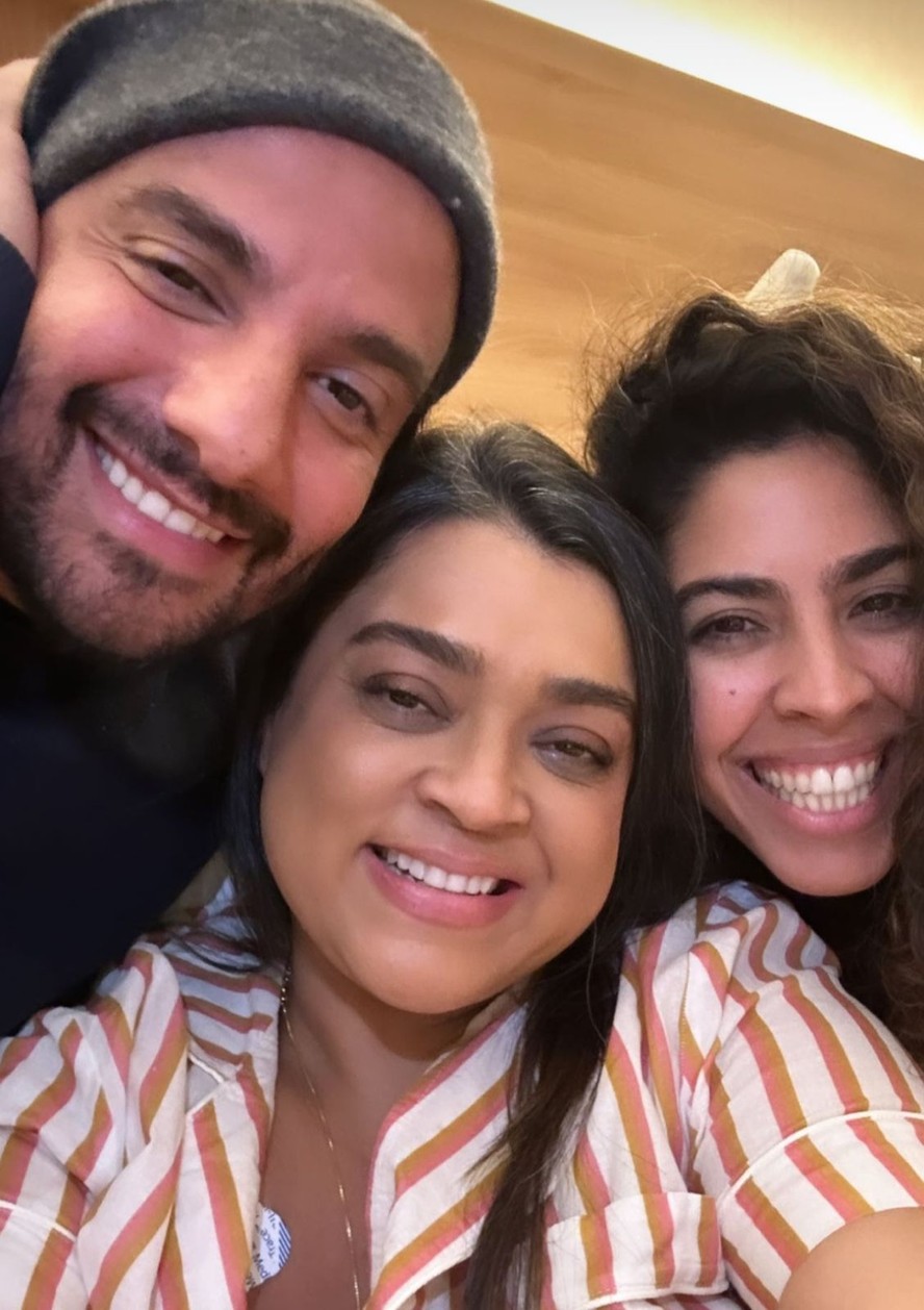 No hospital, Preta Gil recebe visita de Bela Gil e seu ex-cunhado, João ...