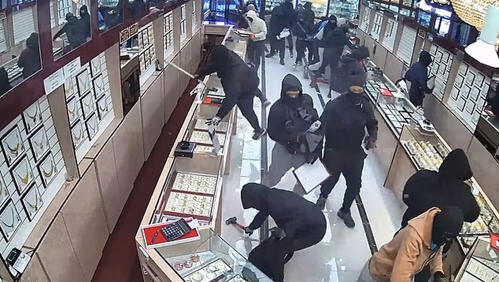 Quadrilha rouba R$ 9 milhões em joias em 70 segundos na Califórnia ...