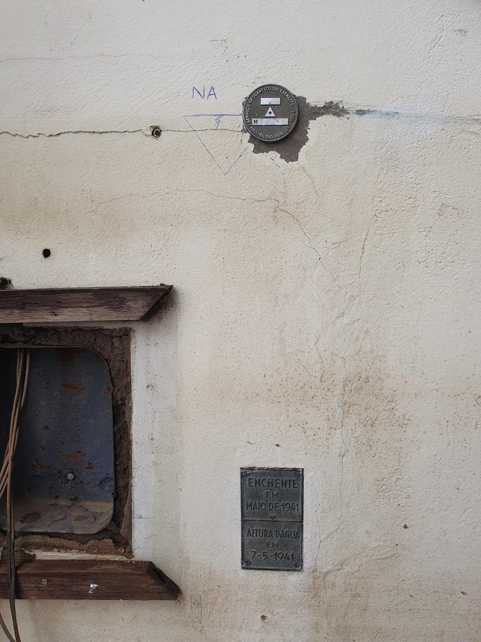 Placa instalada pelo Exército demarca elevação recorde do Guaíba e ...