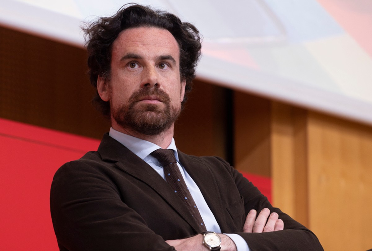 Diretor de famosa universidade que formou Macron e Dior renuncia após ...