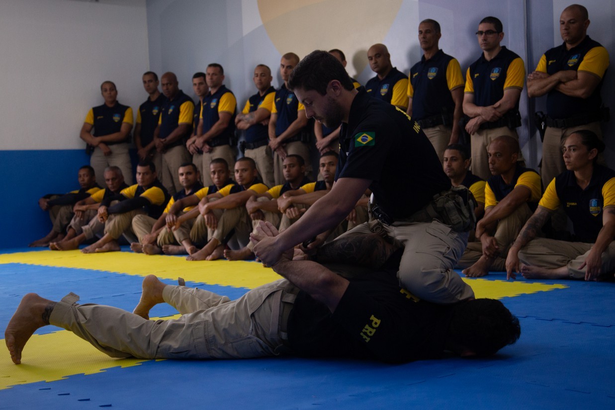 Um dia de treinamento da Força Municipal armada do Rio: instrutores da ...