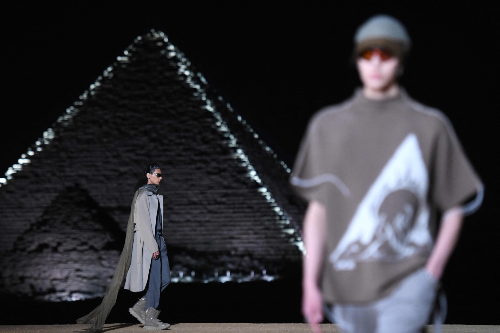 Dior realiza desfile aos pés das pirâmides do Egito; veja imagens