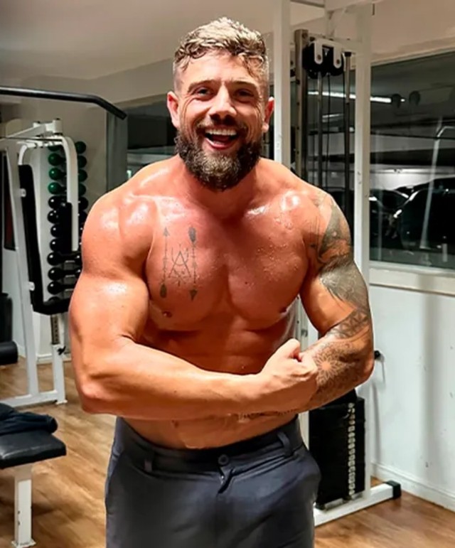 Rafael Cardoso surge sem camisa em nova foto e impressiona com evolução ...