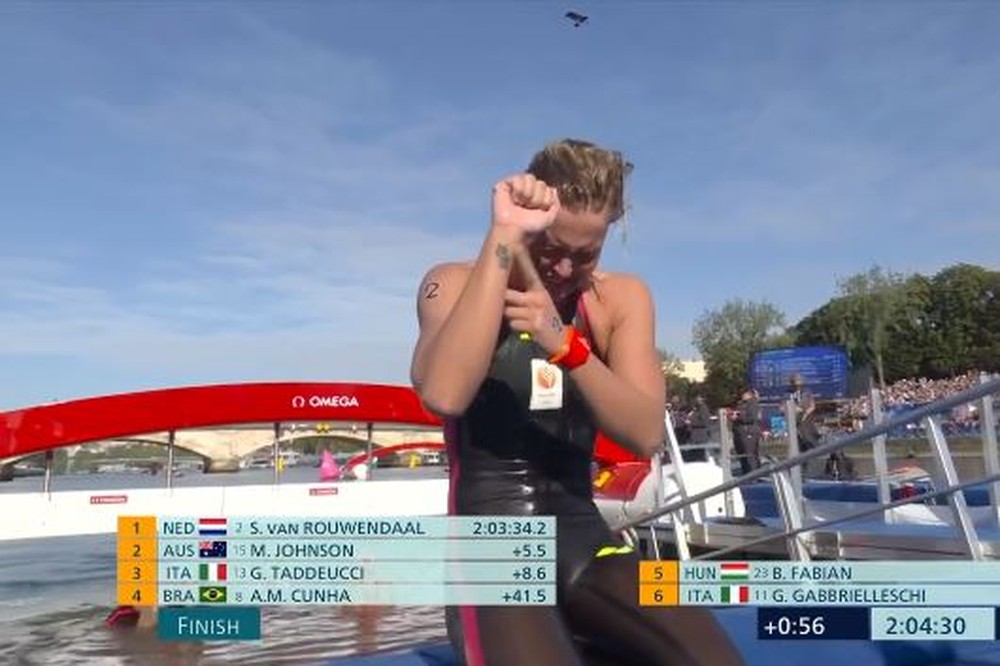 Holandesa chora ao concluir a maratona aquática e dedica ouro ao cão ...