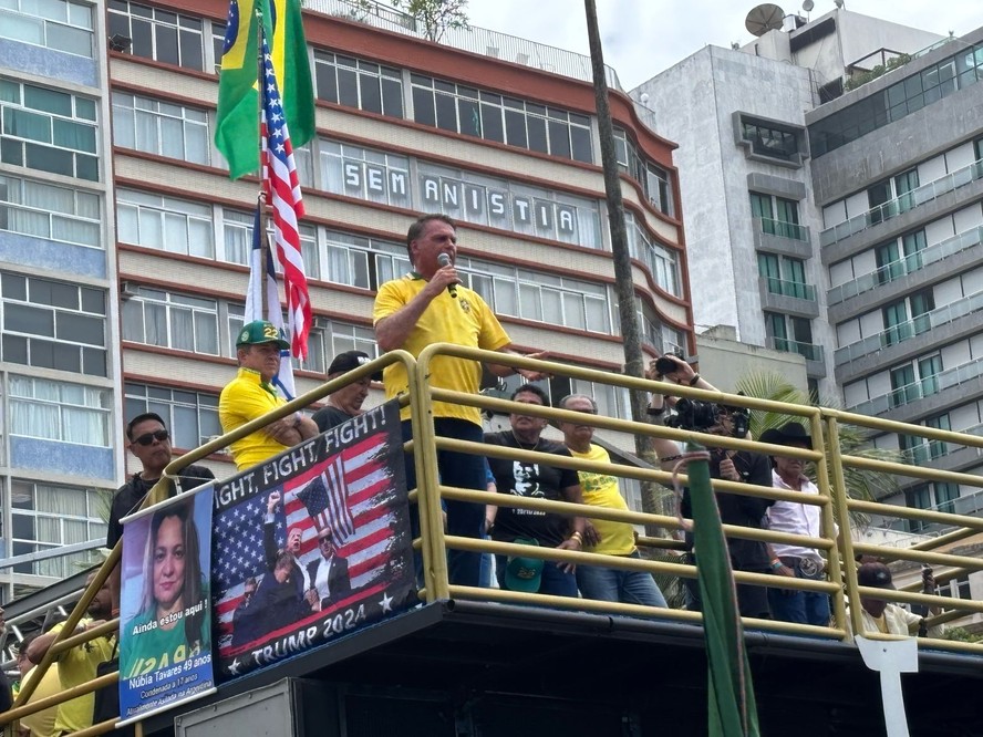Em Copacabana, Bolsonaro se defende sobre golpe e diz ter apoio de ...