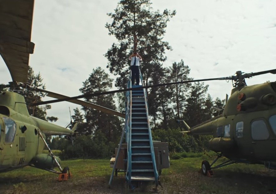 Oliver Tree lançou clipe entre dois helicópteros quatro meses antes de ...