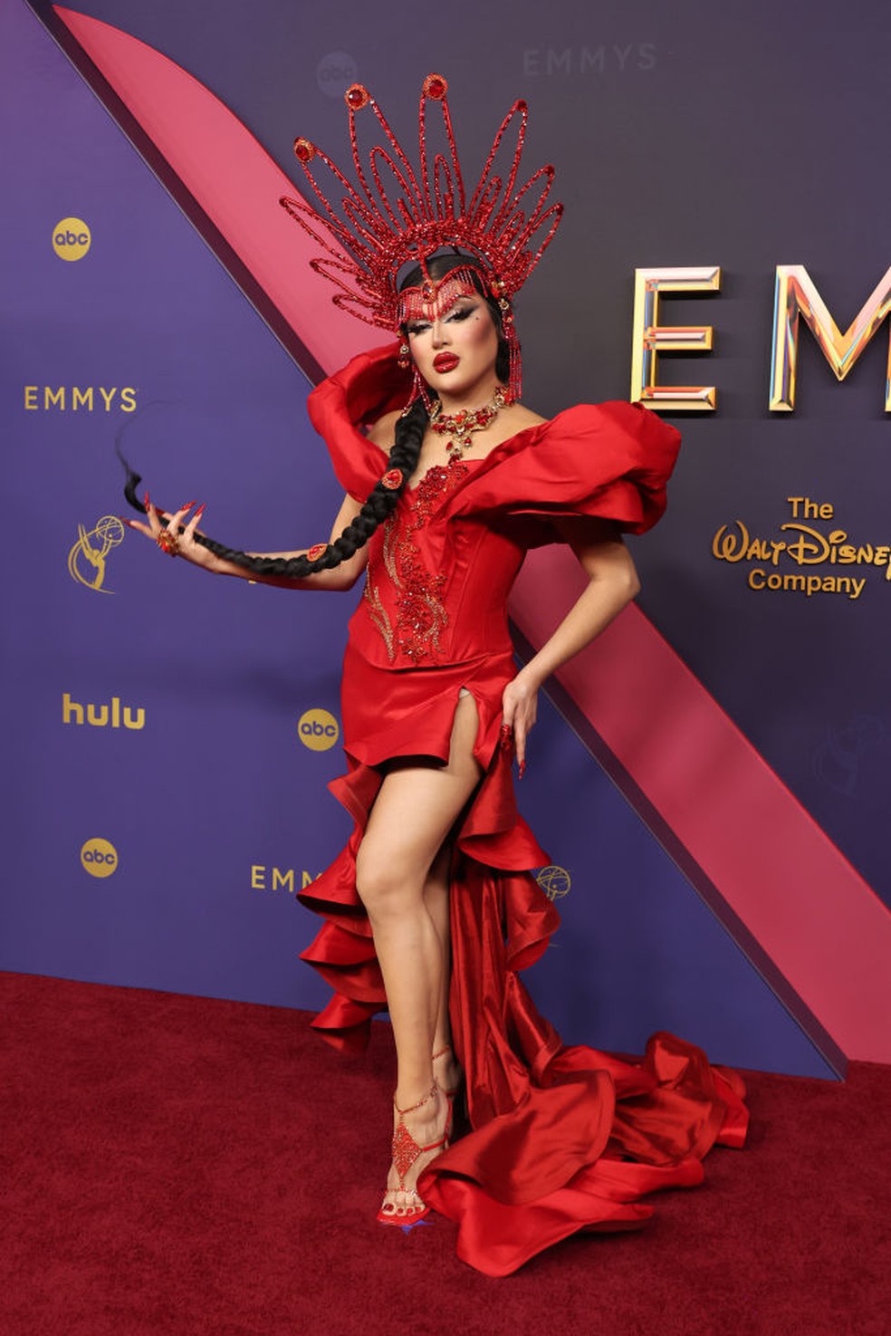 Drag Queens roubam a cena no tapete vermelho do Emmy