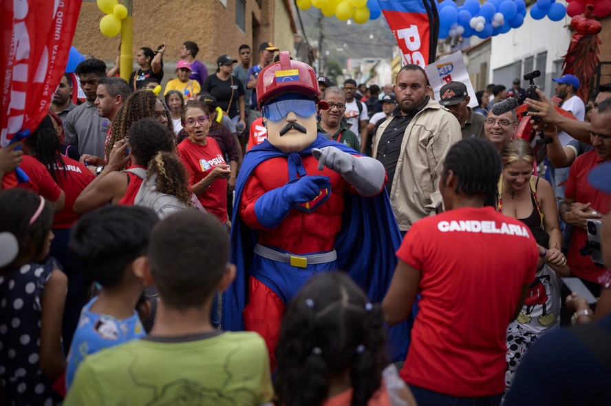 Campanha de Maduro usa drones para criar imagem de 'Super Bigode' no ...