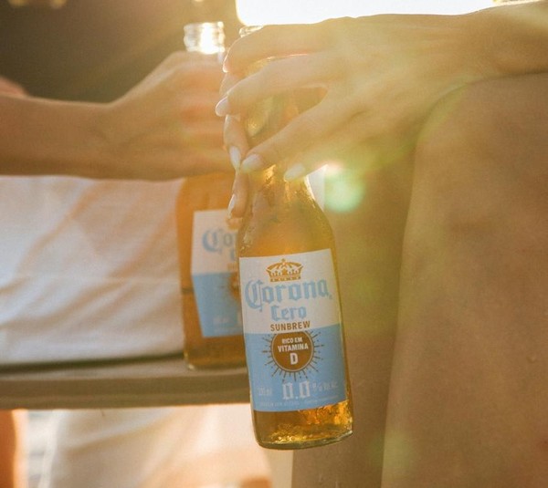 Marcas investem em cerveja zero para provar que bebida sem álcool tem graça