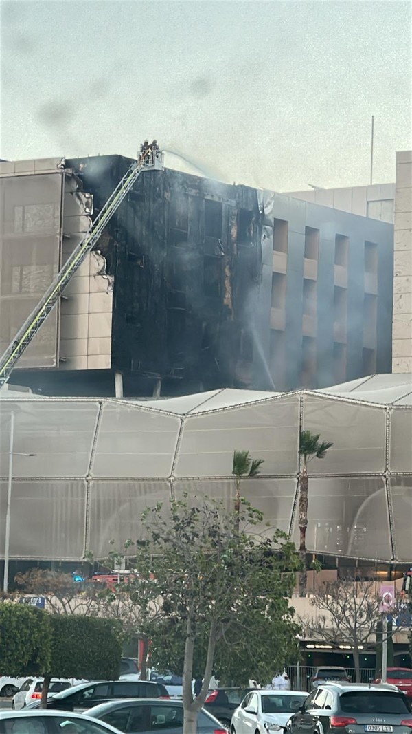 Incêndio atinge hospital e força retirada de pacientes na Espanha; vídeo