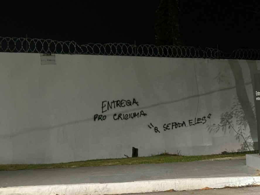 Muro do CT do Flamengo é pichado com pedido de 'entregada' para o ...