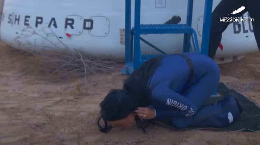 Katy Perry mostra flor em referência à filha e beija o chão após ...