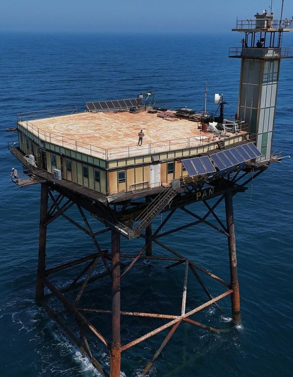 Tempestades, tubarões e naufrágios: conheça 'Frying Pan Tower', o hotel ...