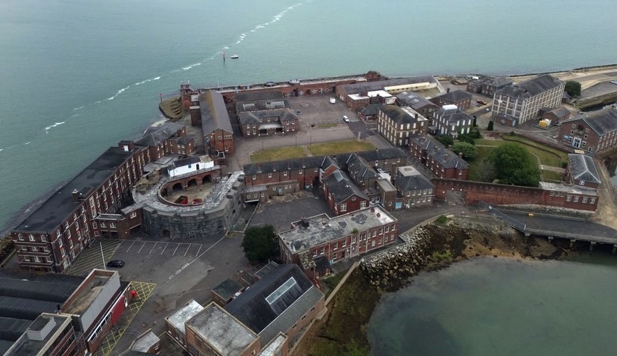 Governo britânico avalia transformar fortaleza histórica em abrigo para ...