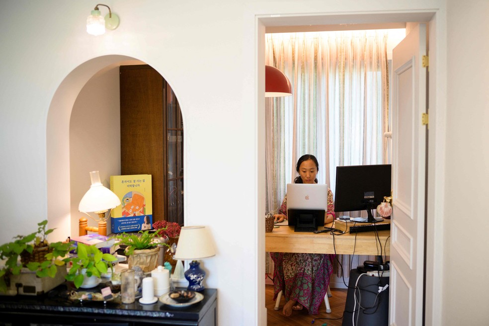 Solteira e orgulhosa: youtuber coreana viraliza ao abraçar vida solo