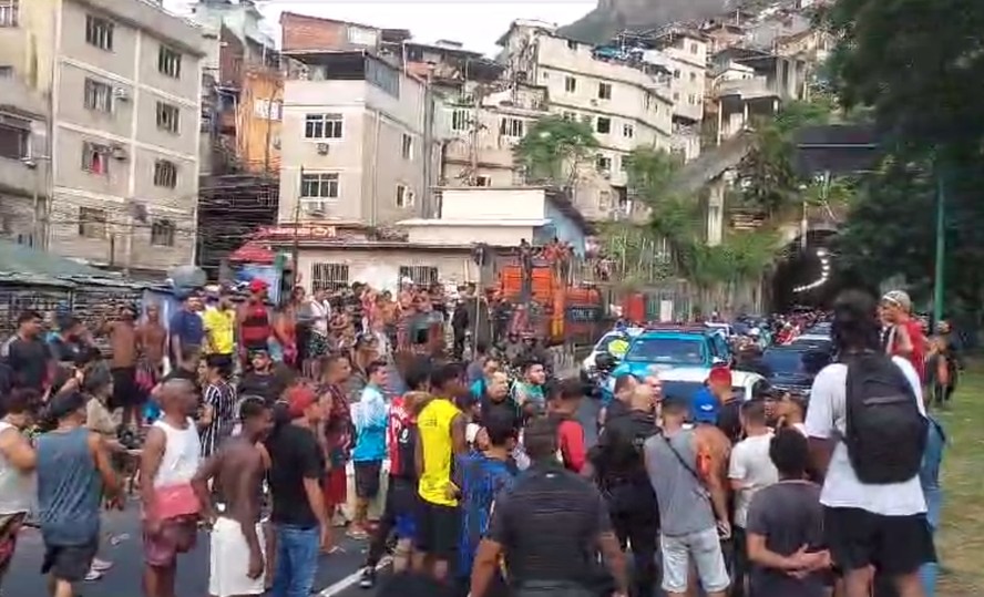 Moradores da Rocinha fecham túnel Zuzu Angel e dão nó no trânsito da ...