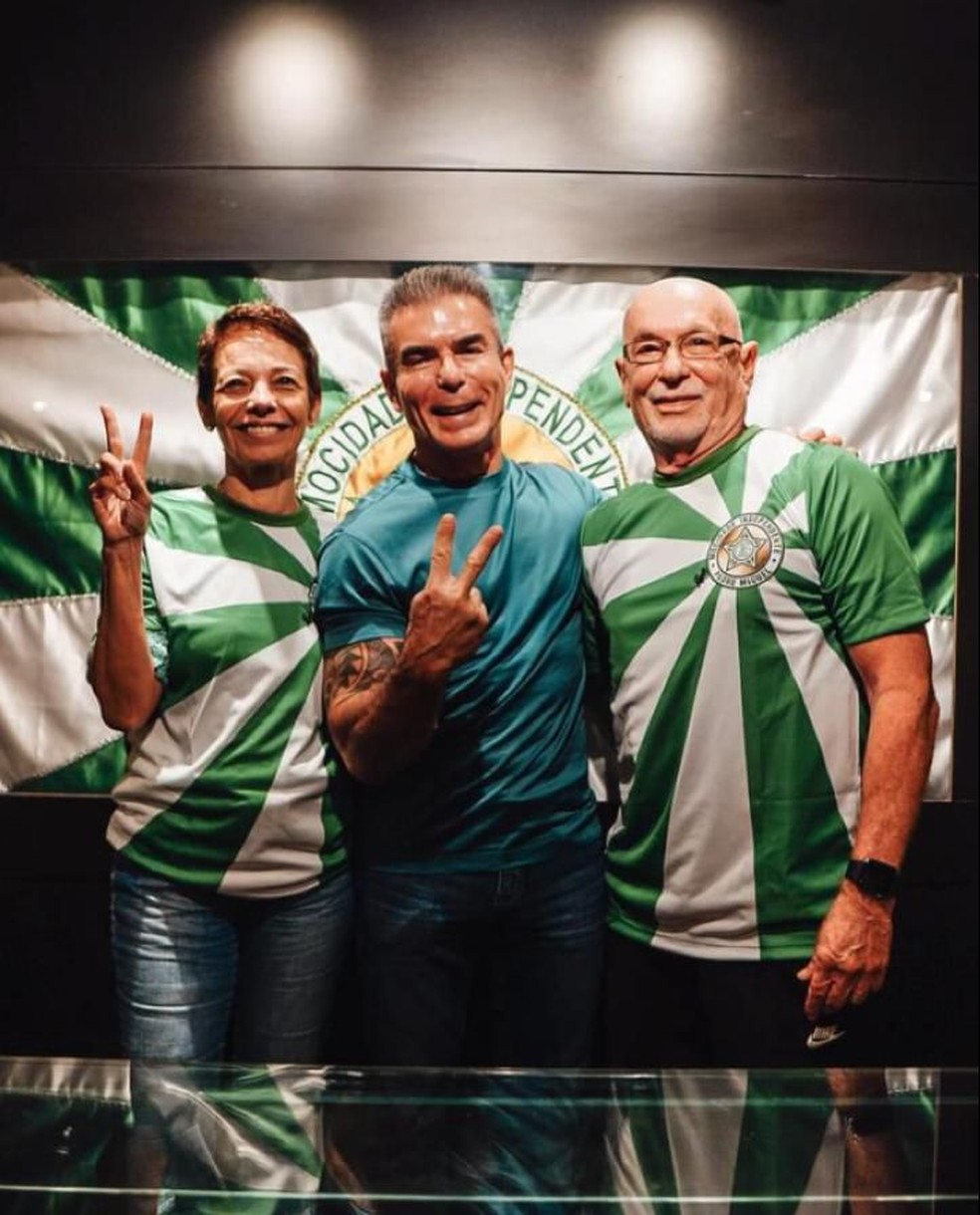 Ausente da Sapucaí, o bicheiro Rogério Andrade, de tornozeleira ...