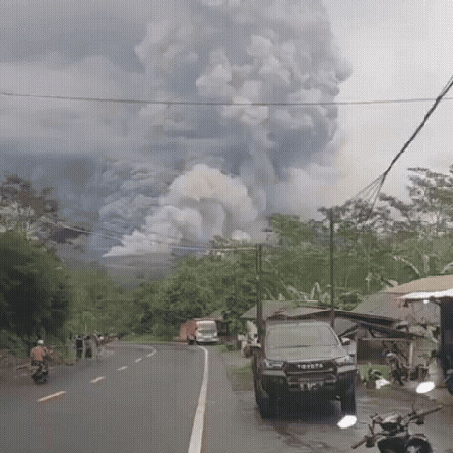 Vulcão Semeru entra em erupção na Indonésia e lança cinzas a 16 km de ...