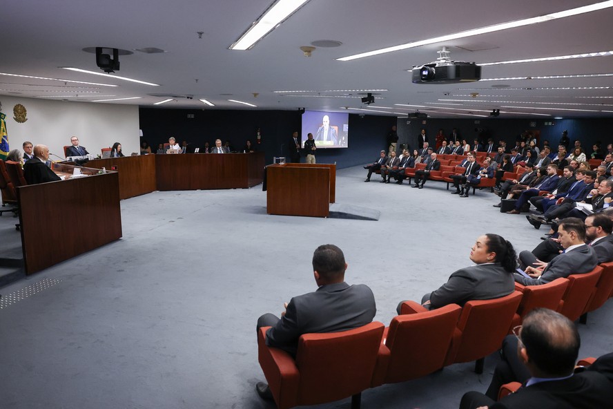 Primeiras horas de julgamento de Bolsonaro despertaram mais interesse de espectadores