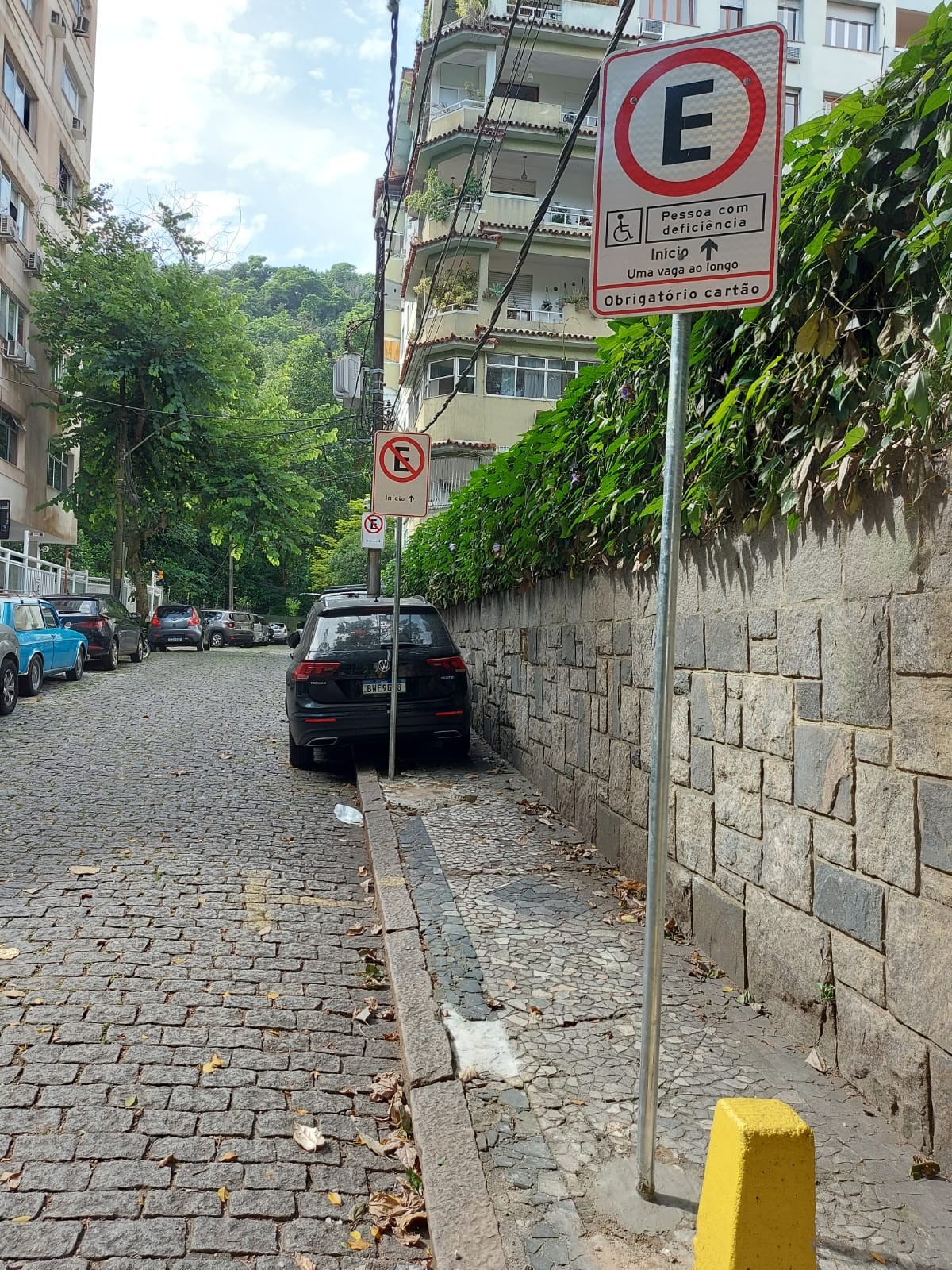 Após dois anos pleiteando vaga, mãe de autista chora ao gravar retirada ...