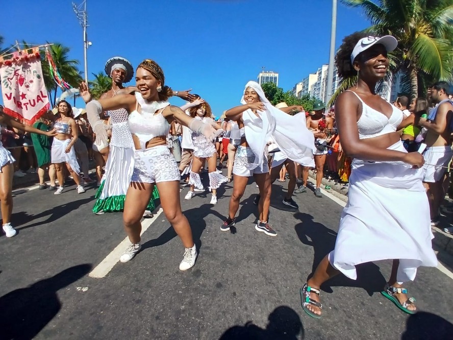 Gilberto Gil é o homenageado do bloco Virtual que desfila nesta manhã ...