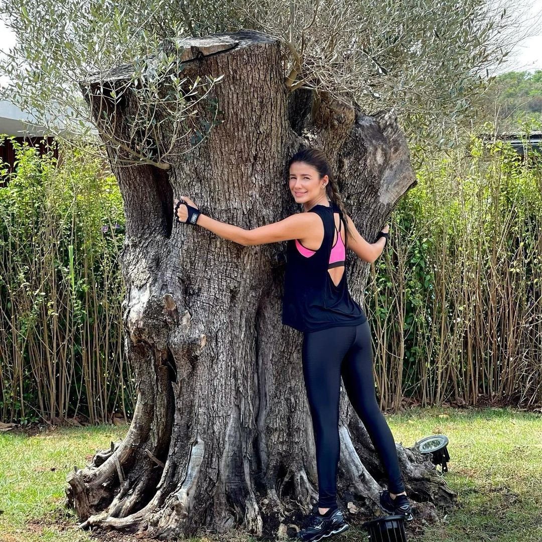 Paula Fernandes posa com carro de luxo em sua enorme fazenda; veja ...