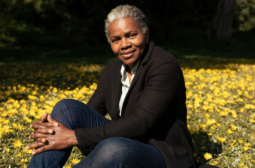 Pronta para relançar álbum de estreia, Tracy Chapman quebra o silêncio