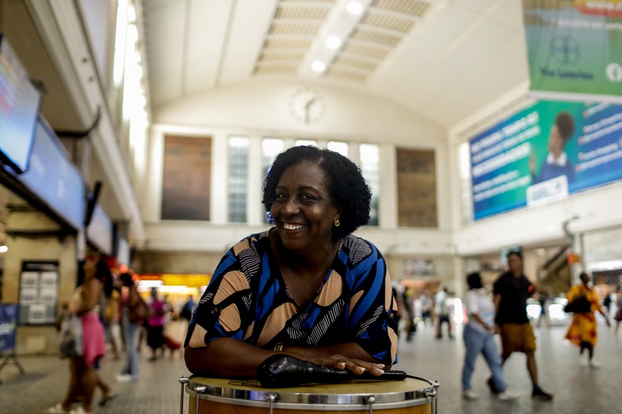Néia do Surdo: conheça cantora gospel que viralizou ao juntar louvor e ...
