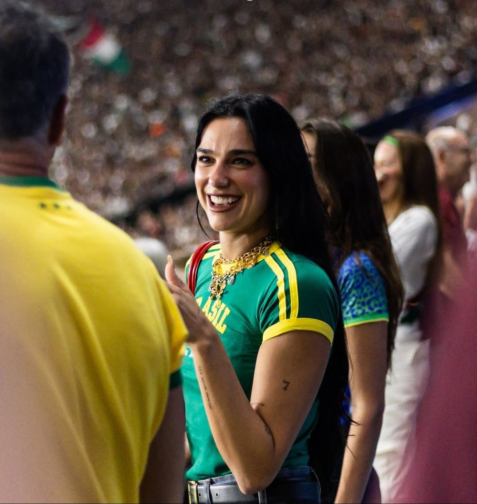 Com camisa do Brasil, cantora Dua Lipa assiste ao clássico entre ...