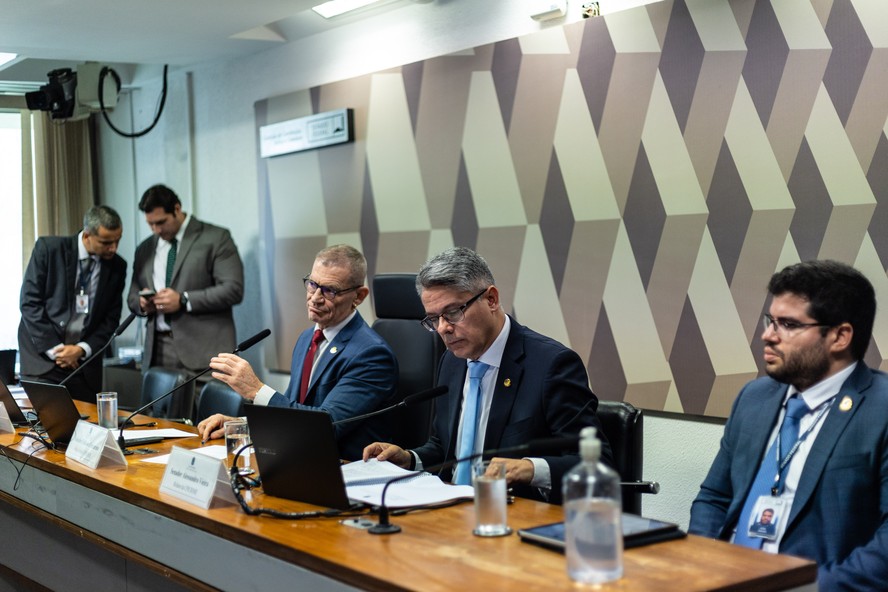 Senadores articulam reação ao STF após CPI barrar relatório e ministros ...