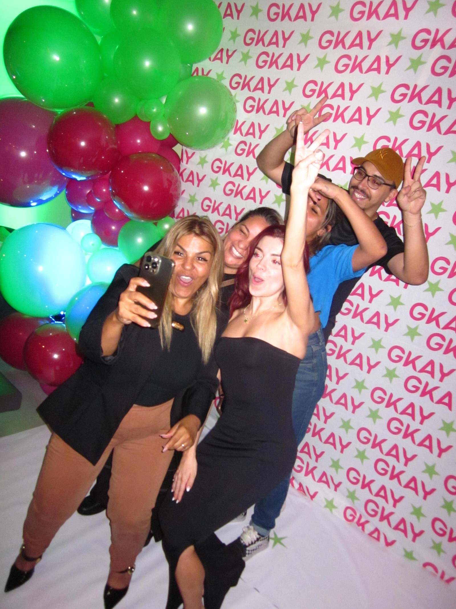 Após adiar 'Farofa', Gkay ganha festa surpresa de amigos; veja fotos