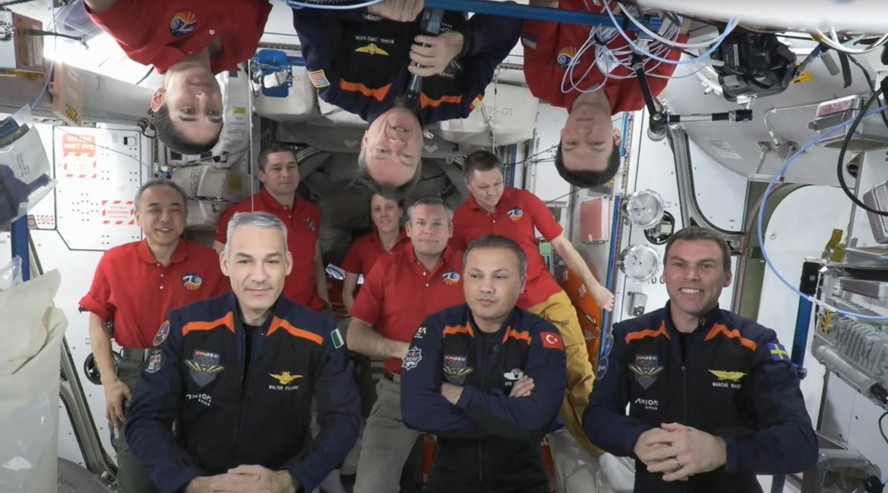 Quatro astronautas voltam à Terra após missão privada que usou nave da ...